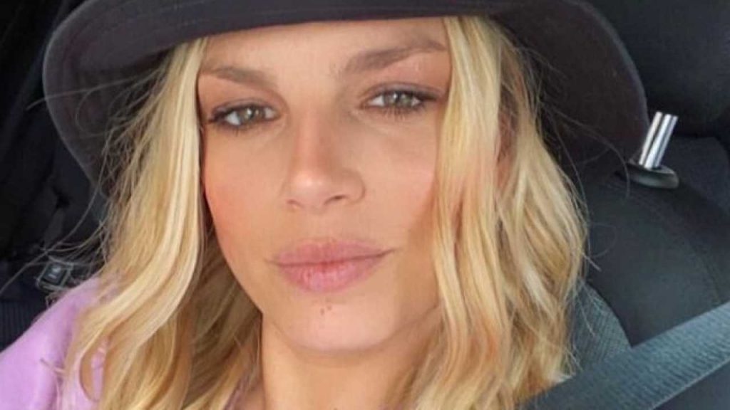 Emma Marrone al Festival di Roma: abito lungo e scollatura vertiginosa ...