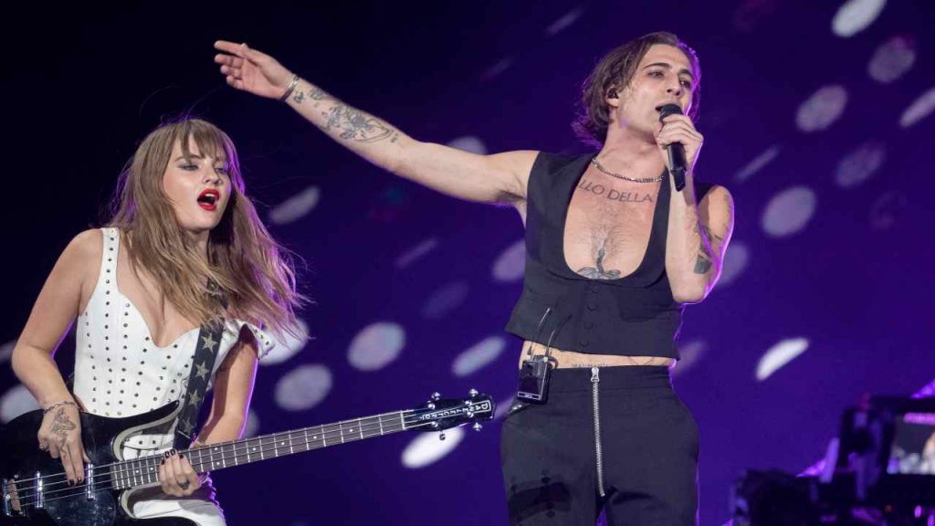 Victoria, la bassista dei Maneskin con il seno al vento: la foto sui ...