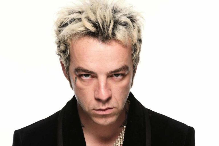Salmo, spunta la nuova fiamma? Il rapper immortalato in vacanza insieme ...