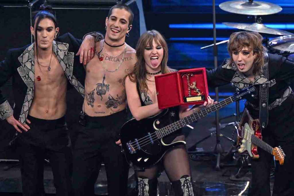 Ethan dei Maneskin irriconoscibile: addio alla sua lunga chioma, ora si è rasato a zero ...